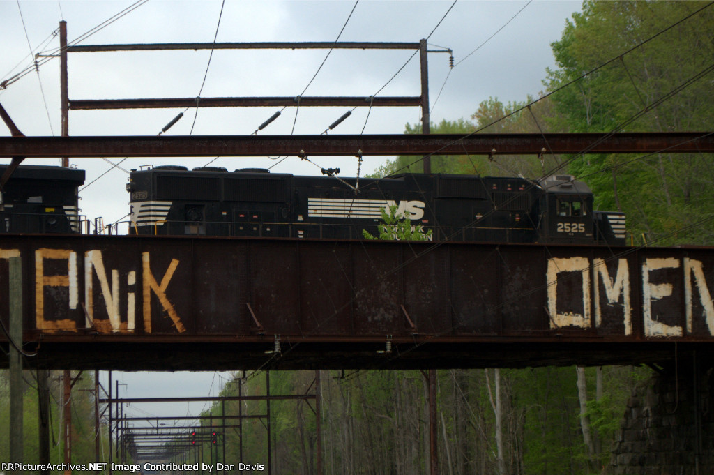 NS SD70 2525 trails on 60Z